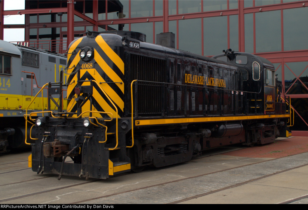 DL 4068 at the roundhouse